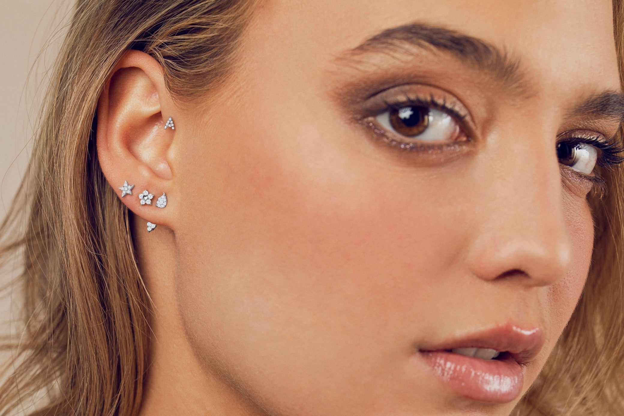 Cómo ponerse un piercing en la oreja – MUMIT